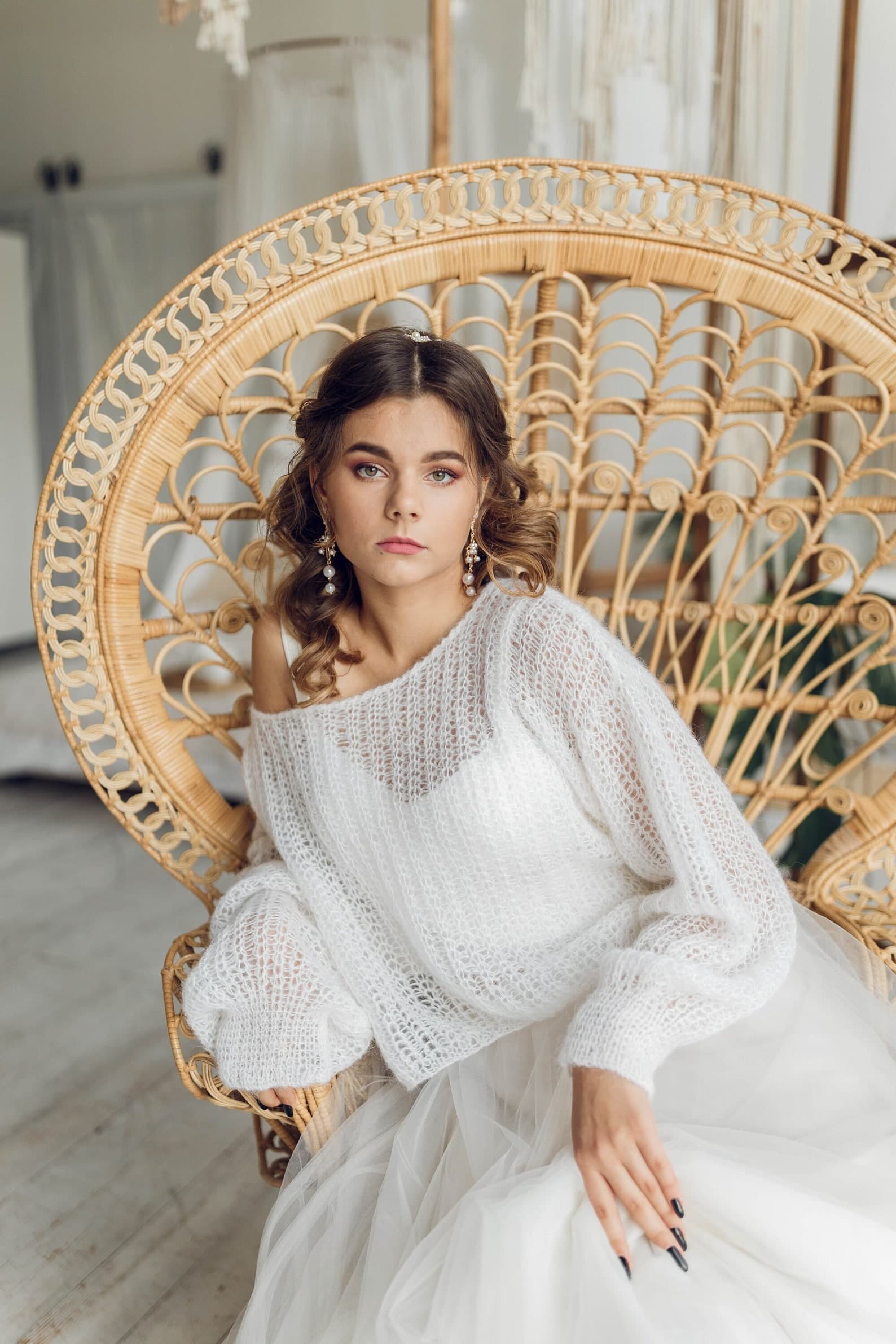 30 Cozy Winter Wedding Shawl and Wrap Options for Elopements